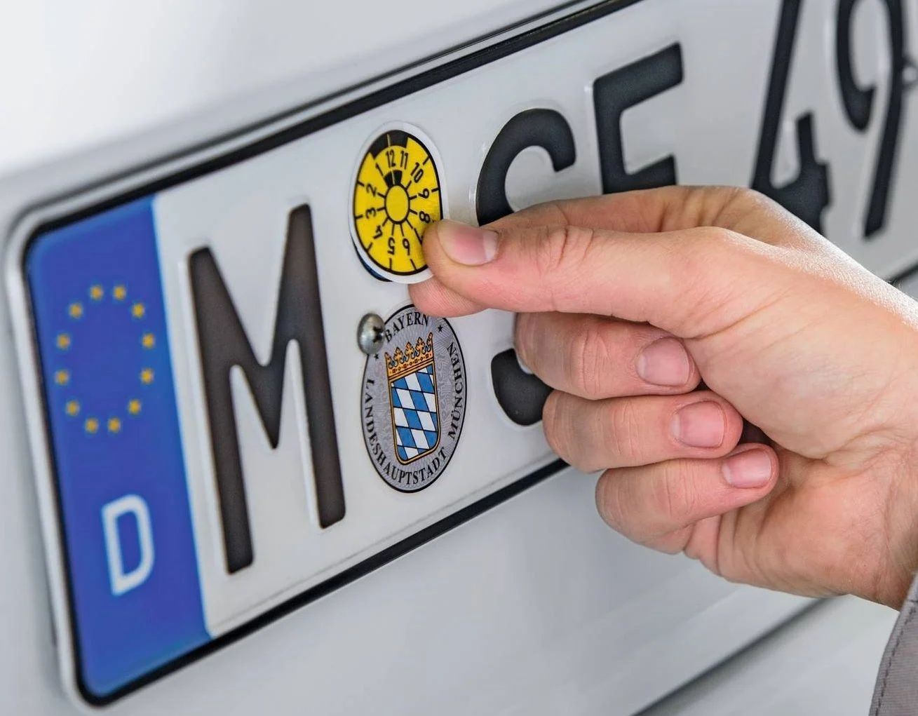 Mit orangefarbener Plakette noch 2025 zur Hauptuntersuchung - Deutscher ...