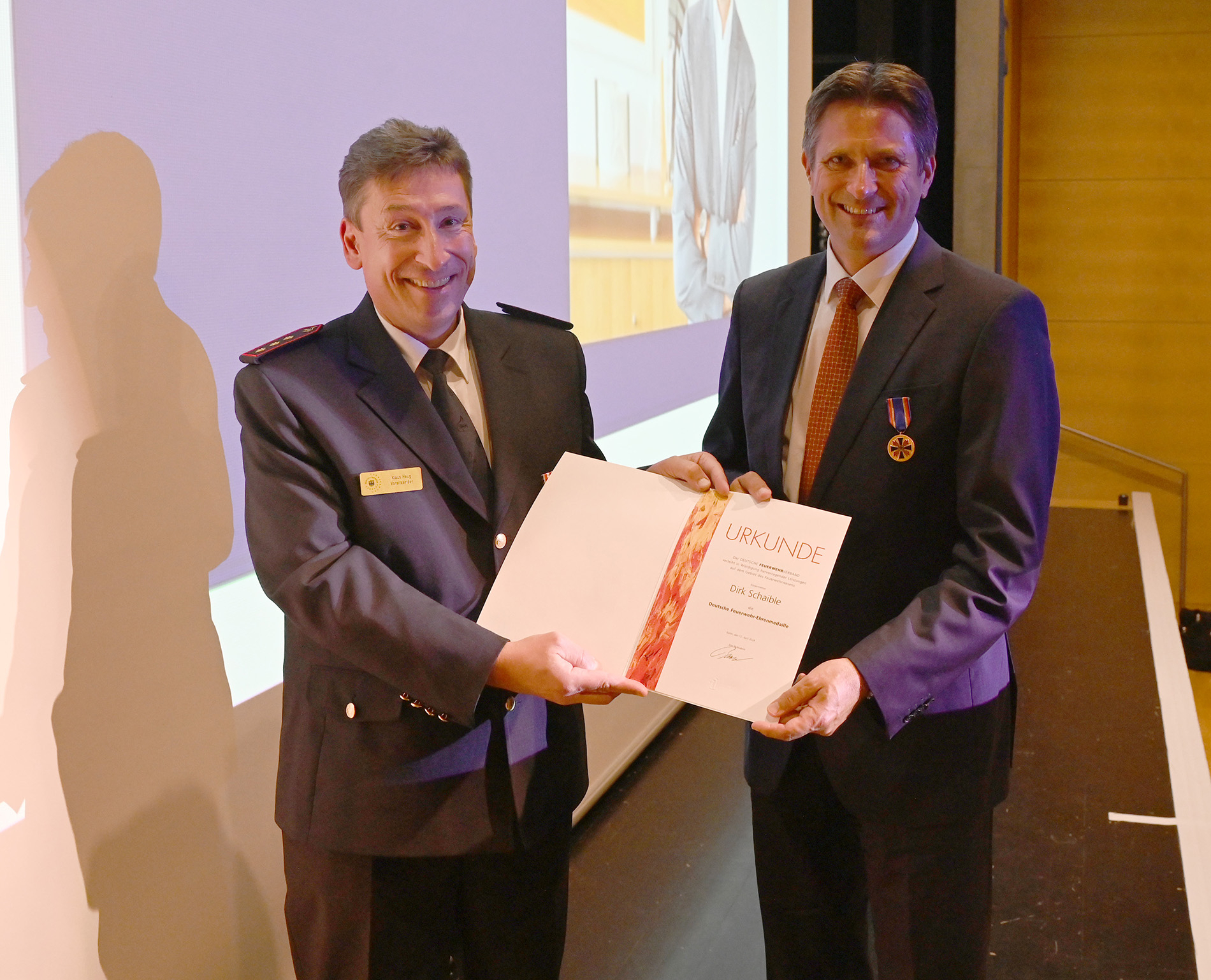 Bürgermeister Dirk Schaible erhält die Deutsche Feuerwehr-Ehrenmedaille ...